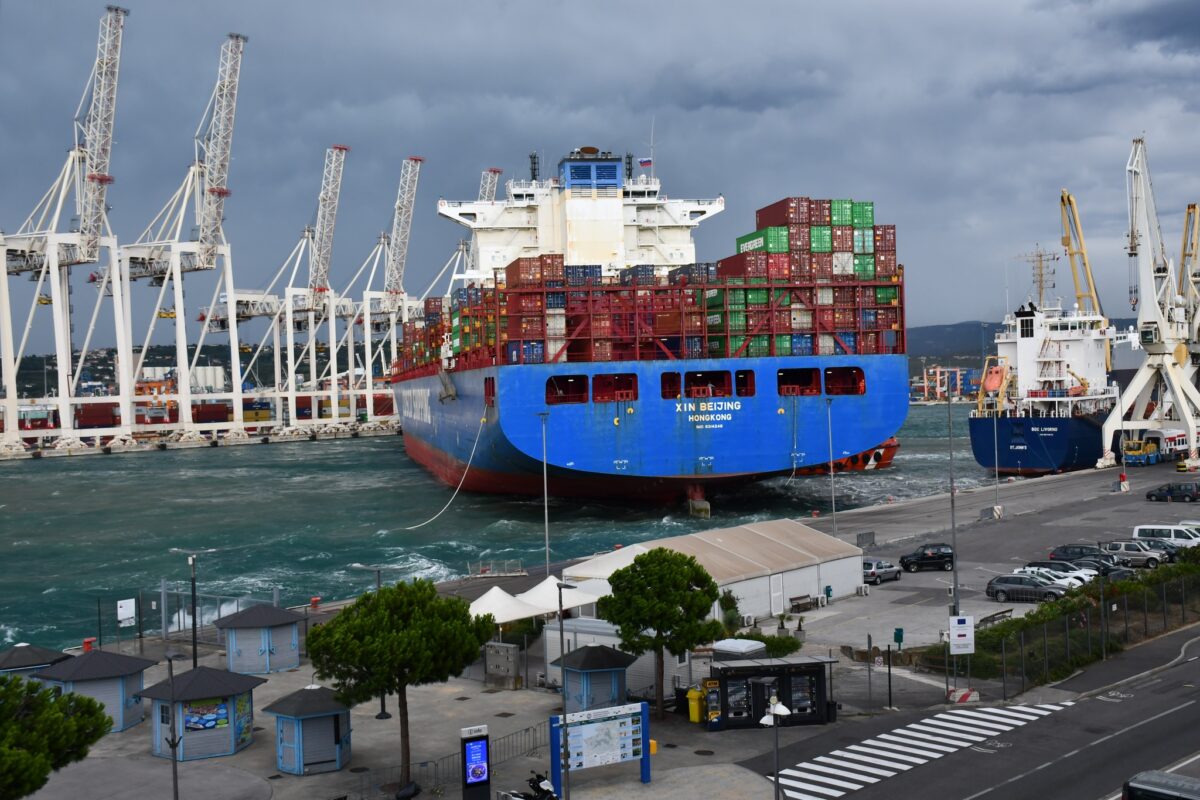 Incidente con un barco de contenedores en el Puerto de Koper debido a ...